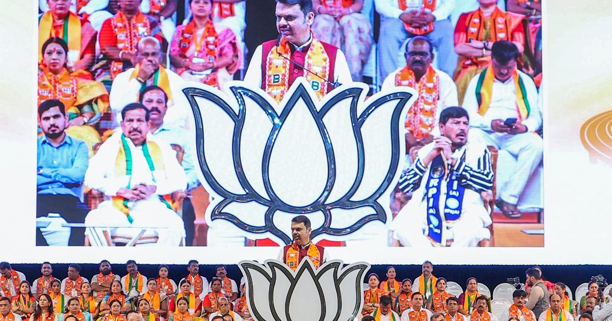 BMC polls: Fadnavis plays old clips, says Raj, Uddhav fighting for ...