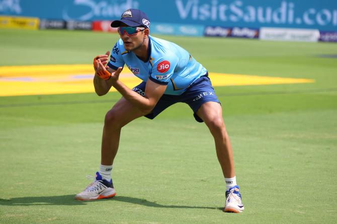 How does Shubman Gill handle the pressure of the immense fame and ... How does Shubman Gill handle the pressure of the immense fame and ...