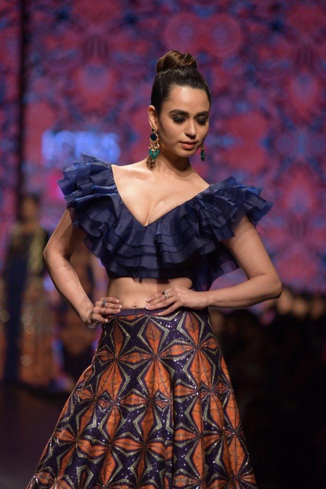 Uff! Soundarya Sharma looks HOT! - Rediff.com Get Ahead