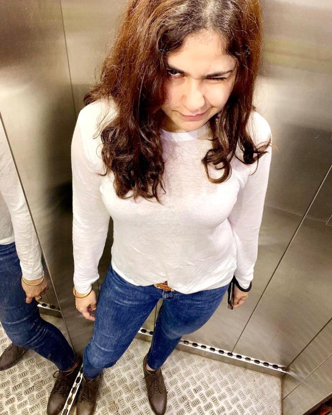 The most fashionable elevator selfies - Rediff.com Get Ahead The most fashionable elevator selfies - Rediff.com Get Ahead