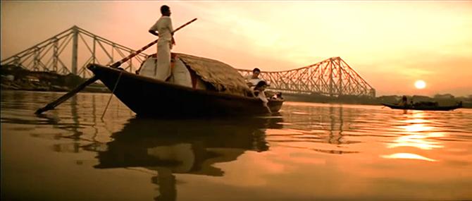 How the Howrah Bridge played out in Bollywood - Rediff.com movies