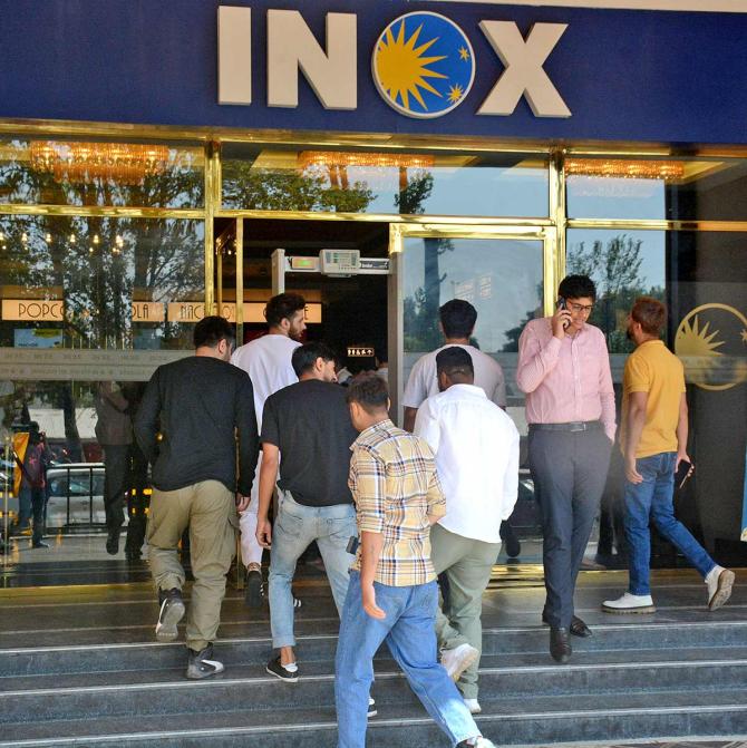 SRK Fans Pack Cinema in Kashmir - Rediff.com movies SRK Fans Pack Cinema in Kashmir - Rediff.com movies