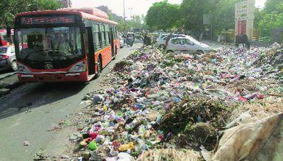 Sanitation workers call off strike; east Delhi in a mess - Rediff.com ...