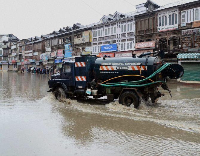 Kashmir Floods 10 Dead In Landslide Rs 235 Cr Sanctioned To Meet