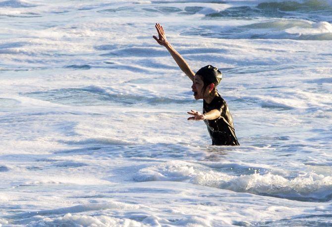Watch When Man Saves Woman From Drowning In Sydney Sea