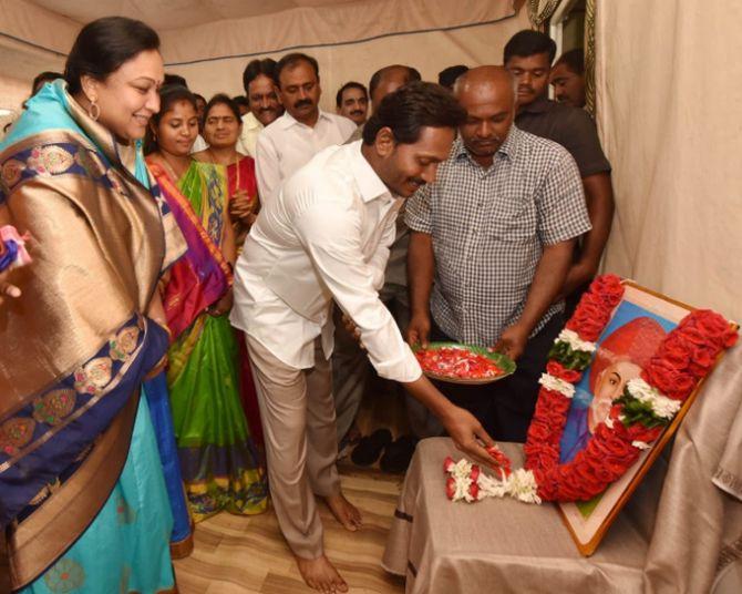 Jagan set to inflict crushing defeat on Naidu in AP - Rediff.com India News