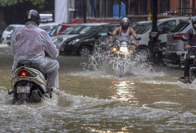 Pix Heavy Rains Lead To Waterlogging Traffic Snarls In Delhi Rediff
