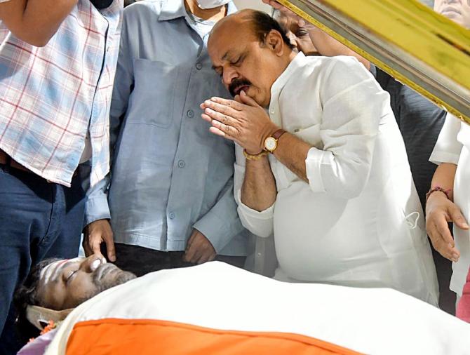 Fans Stars Leaders At Tearful State Funeral For Puneeth Rajkumar