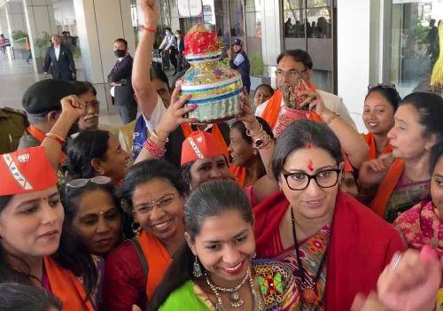 Shinde, Fadnavis, Smriti hit Ahmedabad