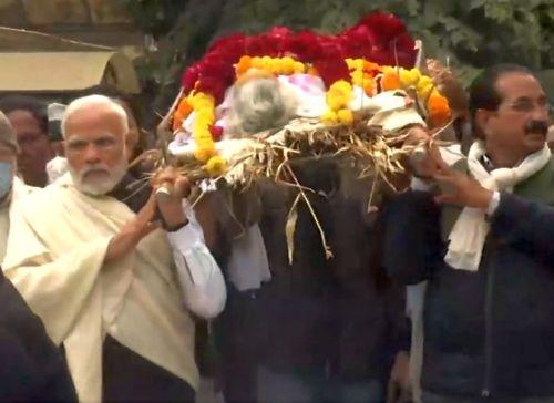 Modi carries mortal remains of his mother for last rites