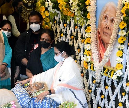 Legendary singer Sandhya Mukherjee cremated with full state honours