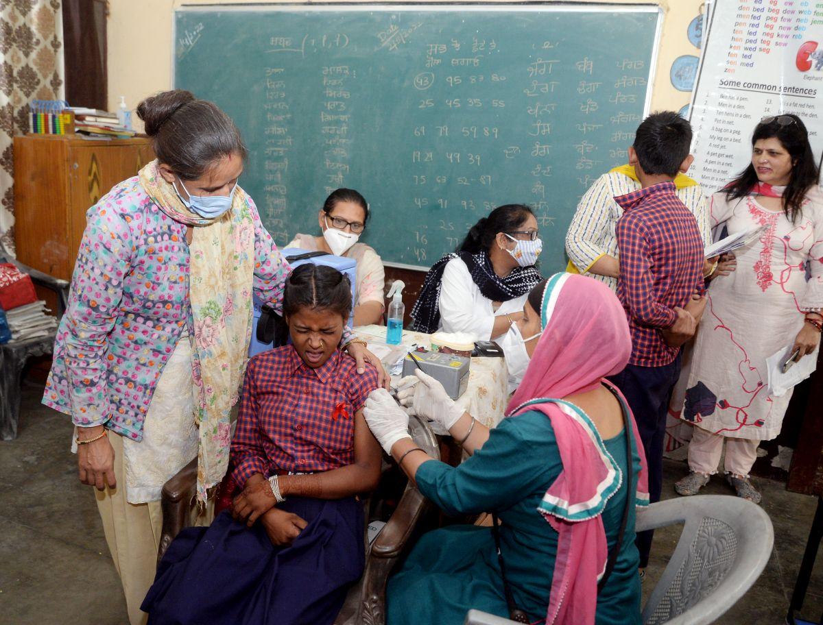 NTAGI moots booster dose for foreign travellers before 9-month gap ...