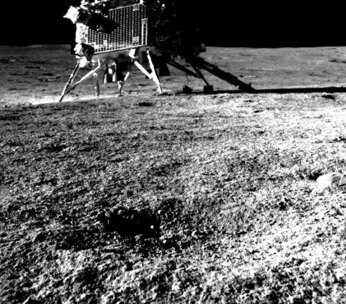 Rover Pragyan clicks 1st pic of Lander Vikram