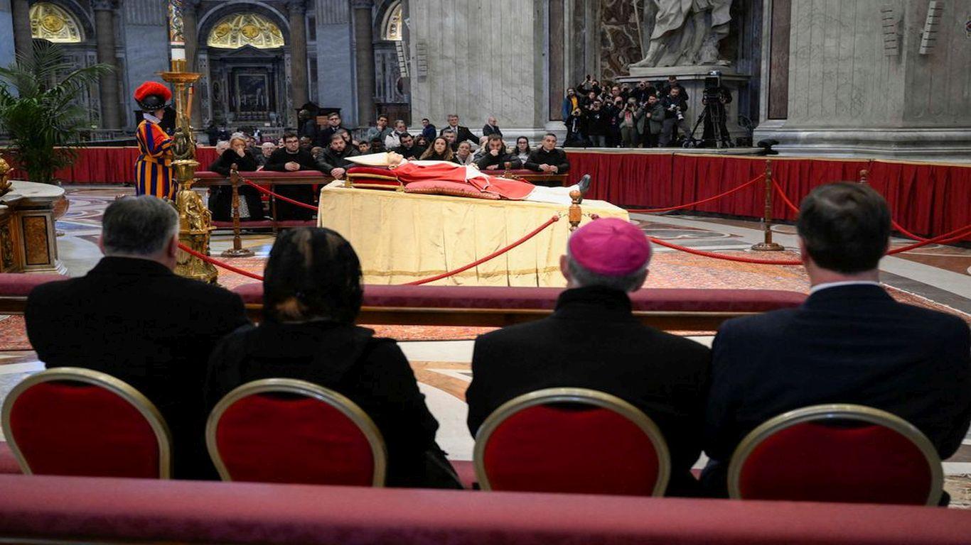 Pope Benedict XVI: Around 200,000 attend lying in state
