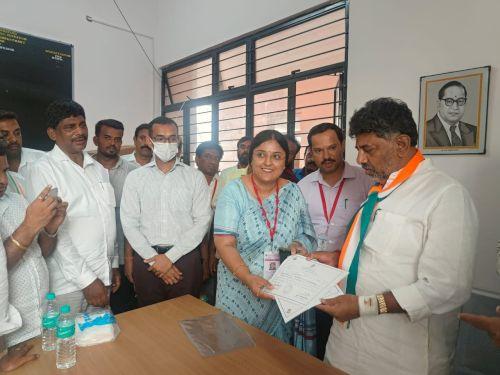 Shivakumar wins; takes certificate, leaves a smile
