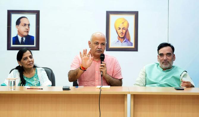 Family Time For Manish Sisodia After 17 Months - Rediff.com India News Family Time For Manish Sisodia After 17 Months - Rediff.com India News