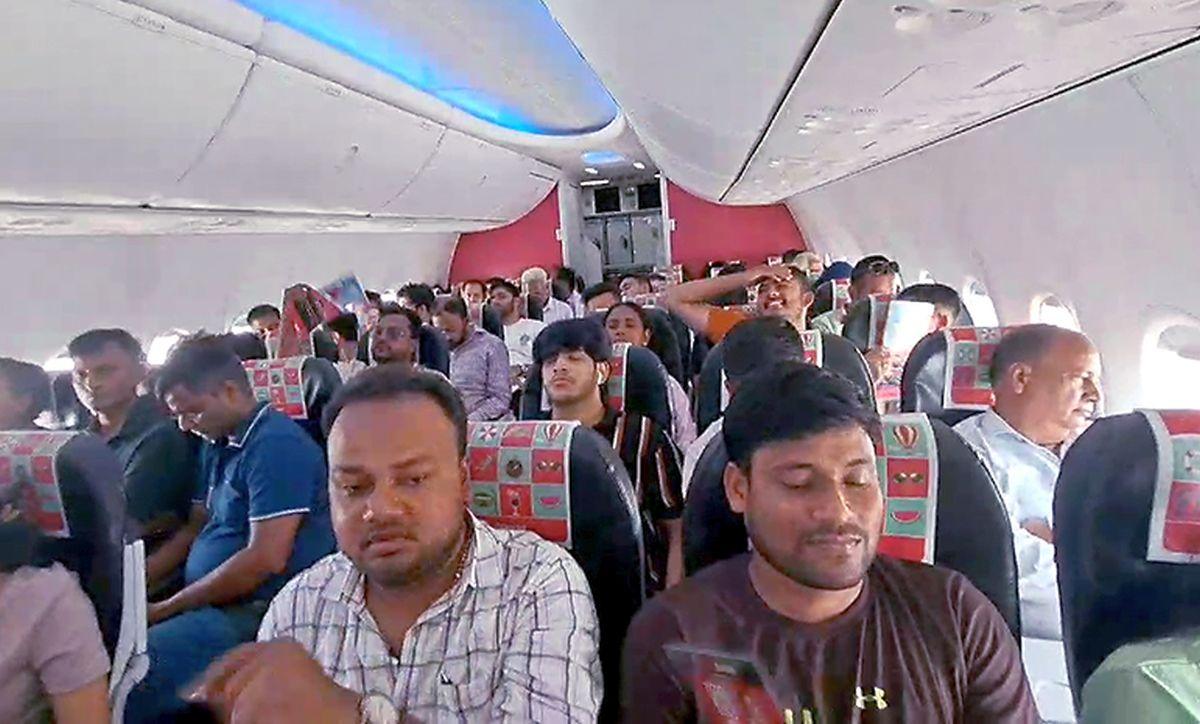 Spicejet passengers made to sit in flight without AC for an hour ...
