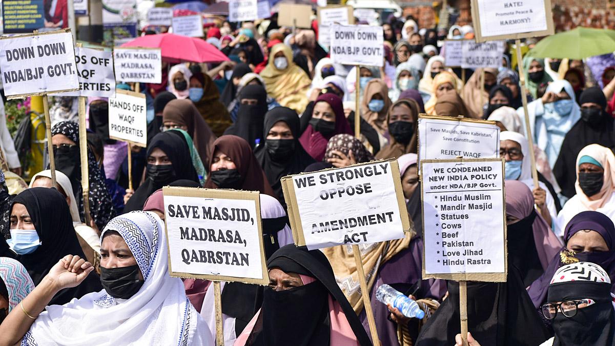 Over 1 lakh Muslims protest Waqf law in Karnataka, recall Shahbano stir ...