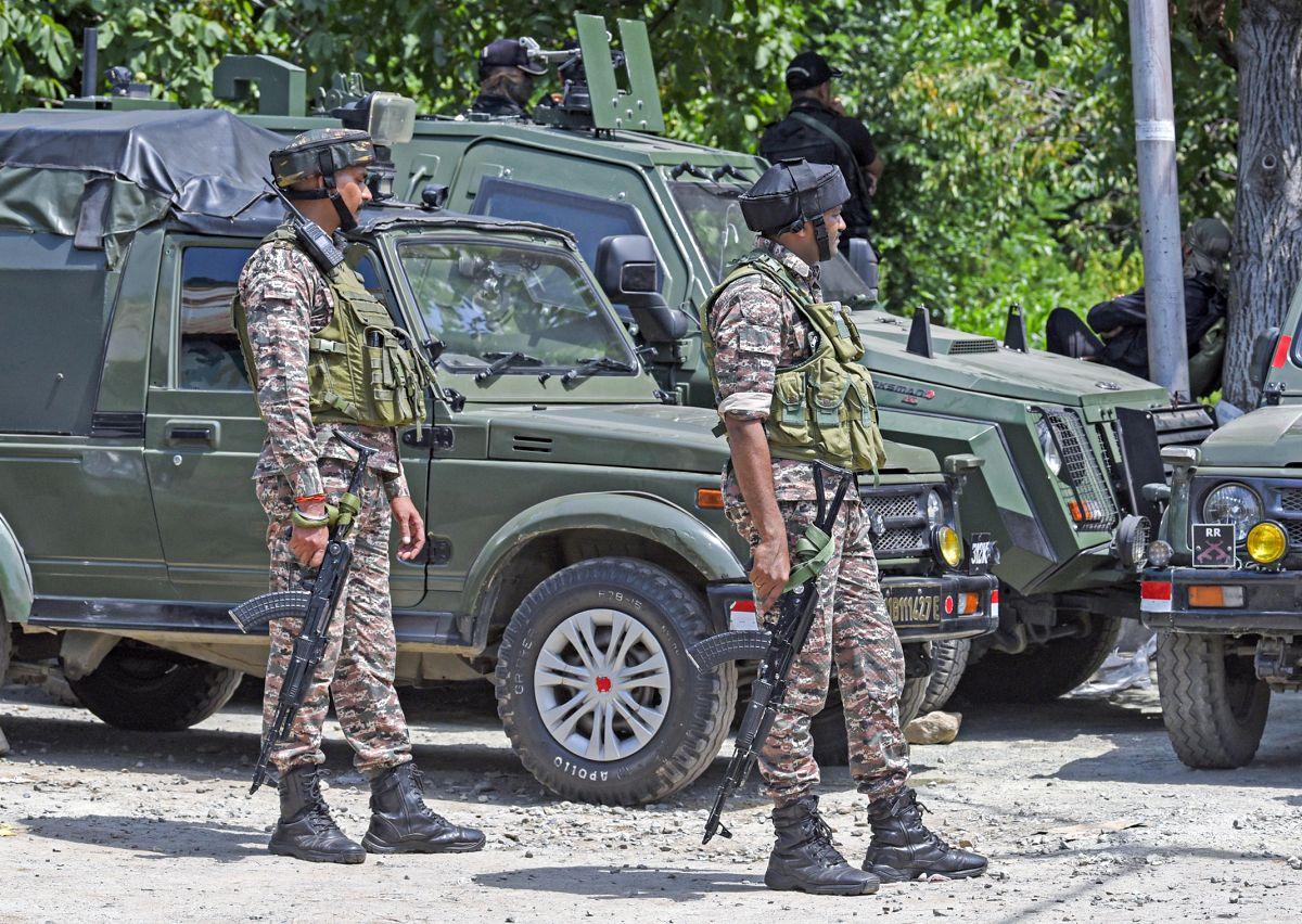 Soldier killed as army foils major infiltration bid in J-K - Rediff.com India News