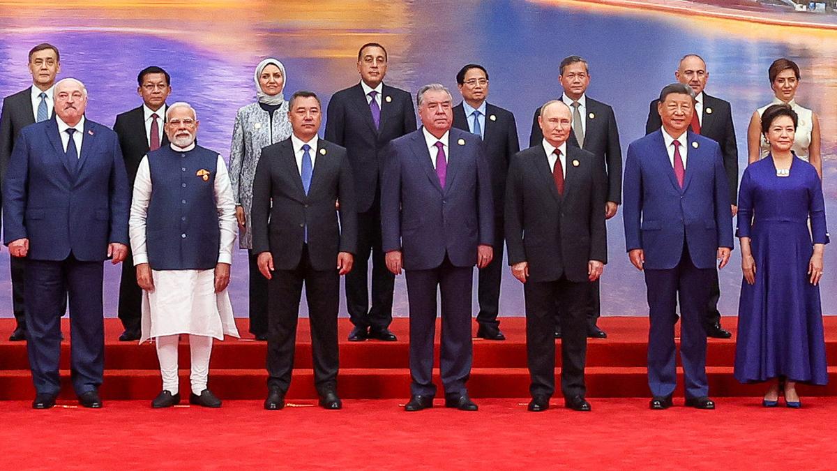 Modi meets Xi, Putin, other leaders at SCO Summit reception in Tianjin - Rediff.com India News