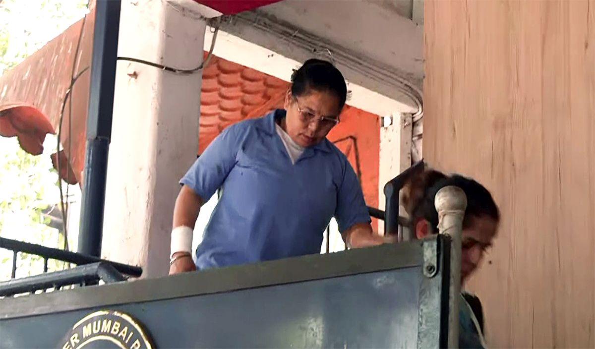 Saif's staff identifies arrested Bangladeshi man as attacker - Rediff ...