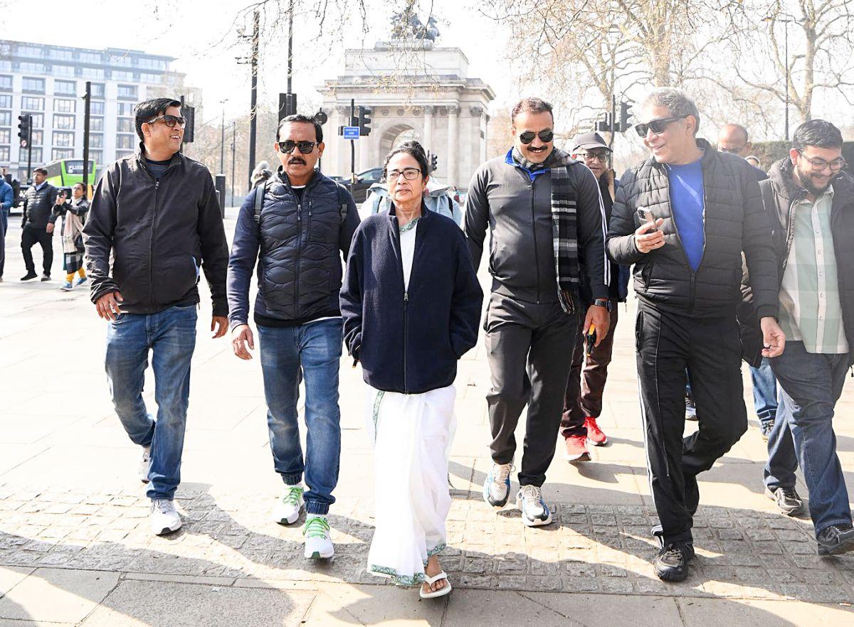 Mamata Banerjee faces angry protests during Oxford address - Rediff.com ...