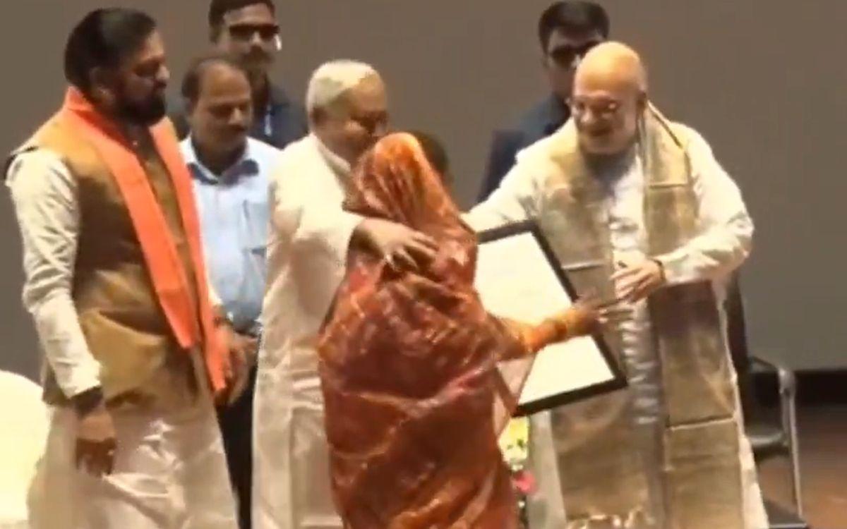 RJD flays Nitish as he puts arm around woman's shoulders - Rediff.com India News
