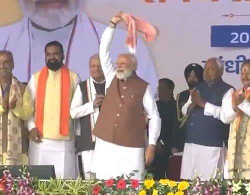 Modi does a 'gamchha wave' after Nitish takes oath