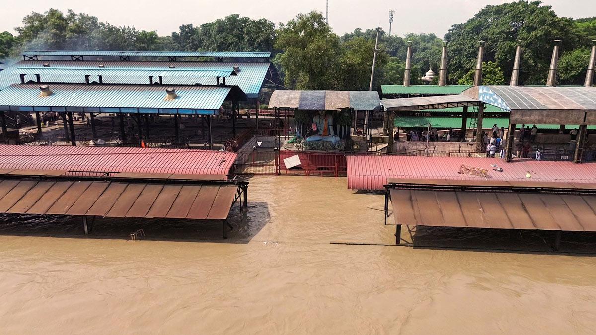 Delhi: Yamuna Swells Past 207 Metre Mark - Rediff.com India News