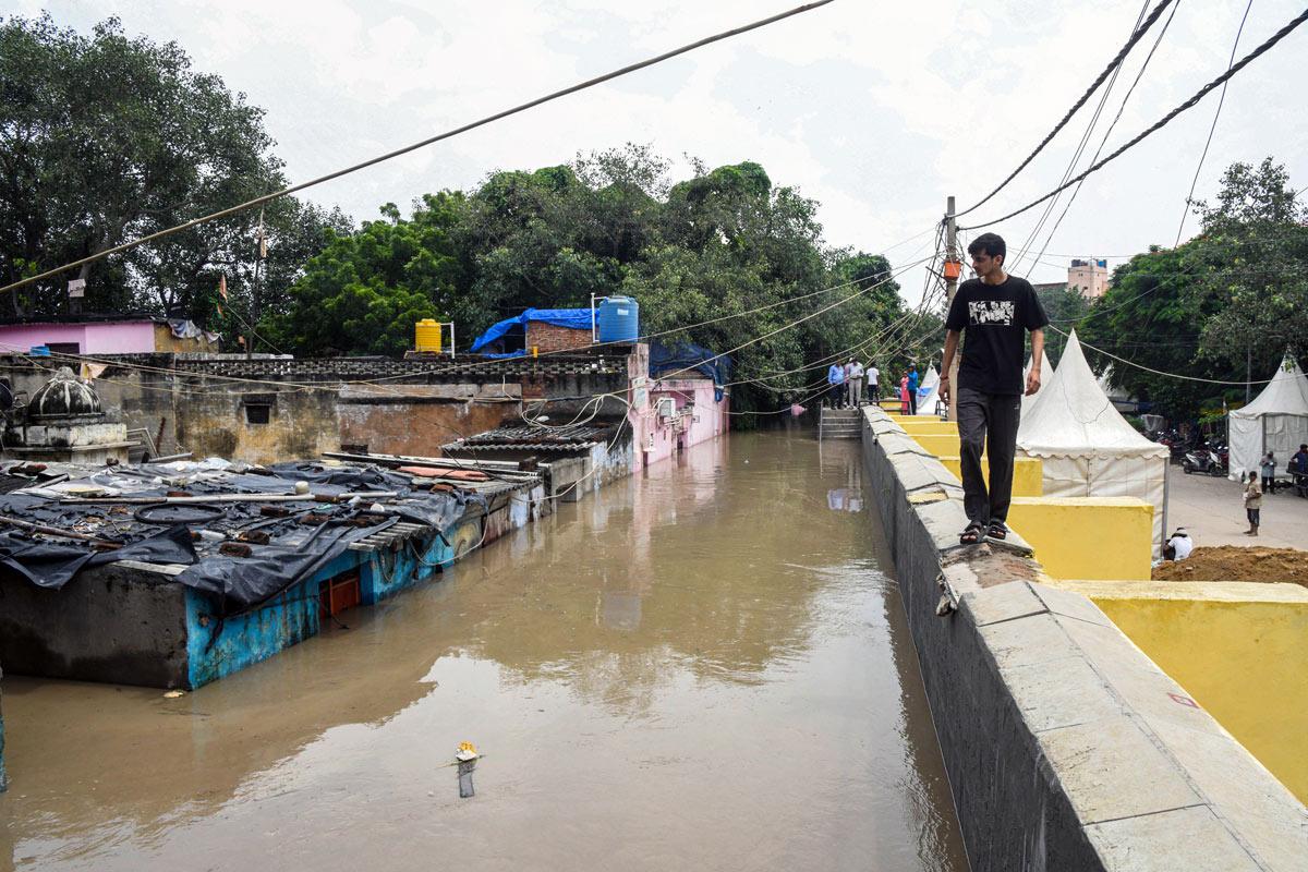 Delhi: Yamuna Swells Past 207 Metre Mark - Rediff.com India News