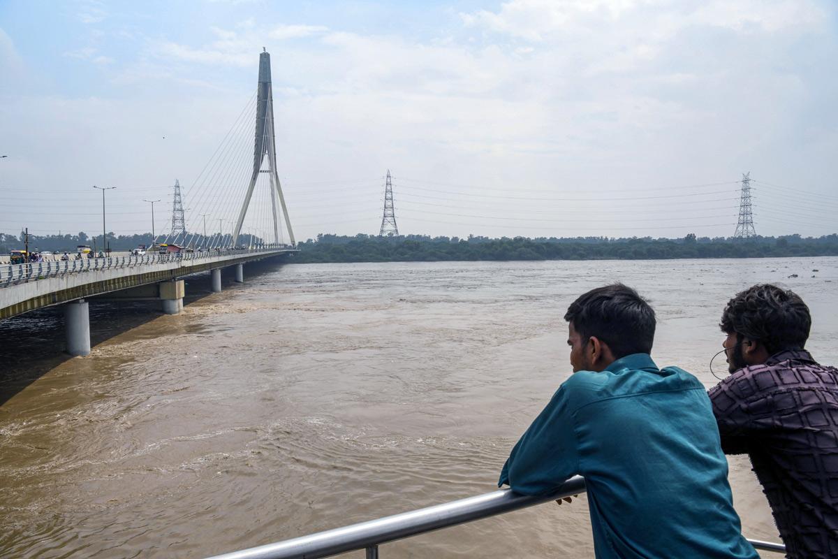 Delhi: Yamuna Swells Past 207 Metre Mark - Rediff.com India News