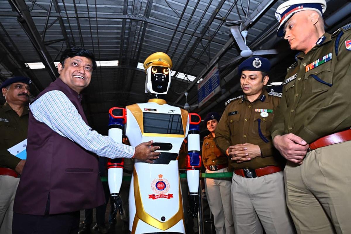 What's This Robot Doing At Vizag Station? | Rediff-TV | Rediff.com
