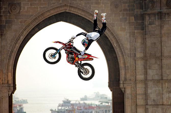 WATCH: Red Bull athletes mesmerise Mumbai with death-defying stunts ...