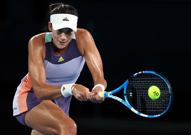 Muguruza wins first set 6-4