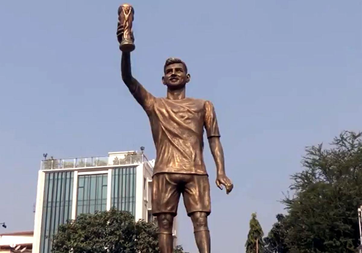World's largest Messi statue unveiled in Kolkata | Rediff-TV | Rediff.com